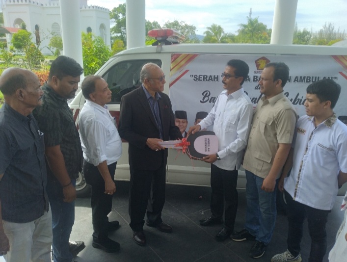 Prabowo Serahkan 25 Unit Ambulans Gratis untuk Aceh