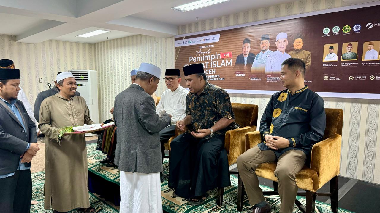 ISAD dan Tu Sop Jeunieb Peusijuek Guru Besar UIN Ar-Raniry