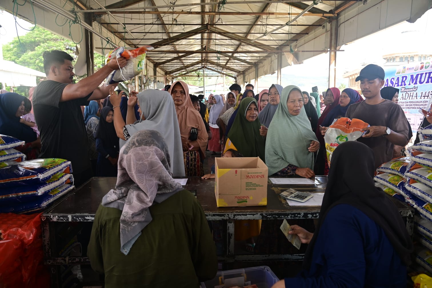 Warga Krueng Raya Meriahkan Pasar Khusus Jelang Idul Adha