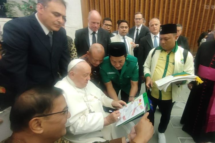 Paus Fransiskus bersama Ketum GP Ansor dan PP Pemuda Muhammadiyah Tanda Tangani Deklarasi ...