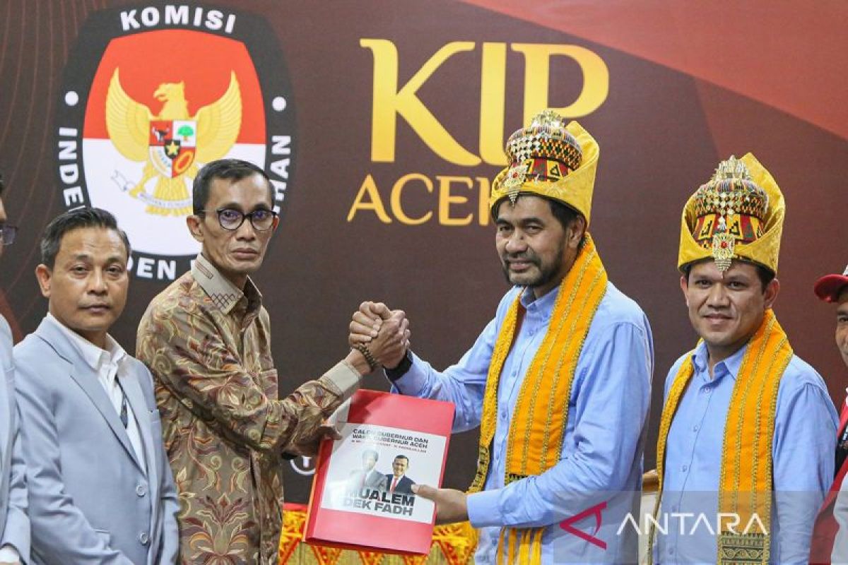 Mualem-Dek Fad Resmi Daftar Calon Gubernur Aceh