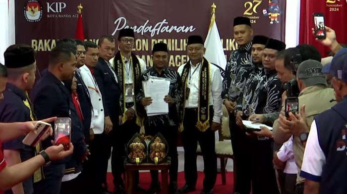 Pasangan Irwan Djohan-Khairul Amal Daftar ke KIP Banda Aceh
