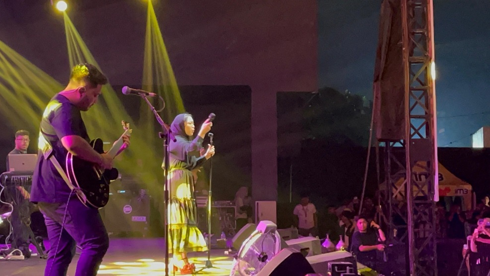 Tampil Berhijab di Banda Aceh, Bernadya Memukau Penonton Management Creativity Festival 2024
