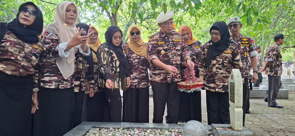 Peringati HUT ke-46 Keluarga Besar FKPPI Aceh Ziarah Makam Pahlawan